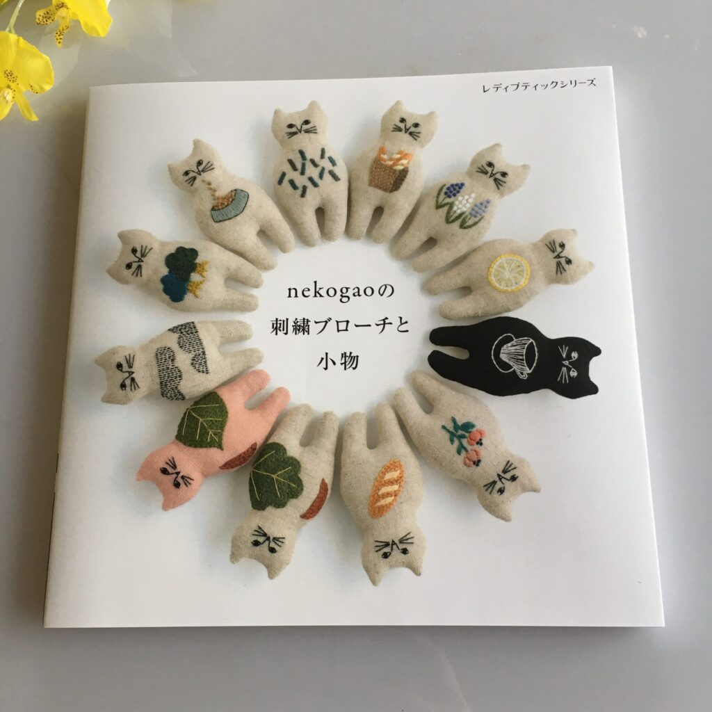 nekogao’s embroidered brooches and accessories Cat brooches Japanese ...